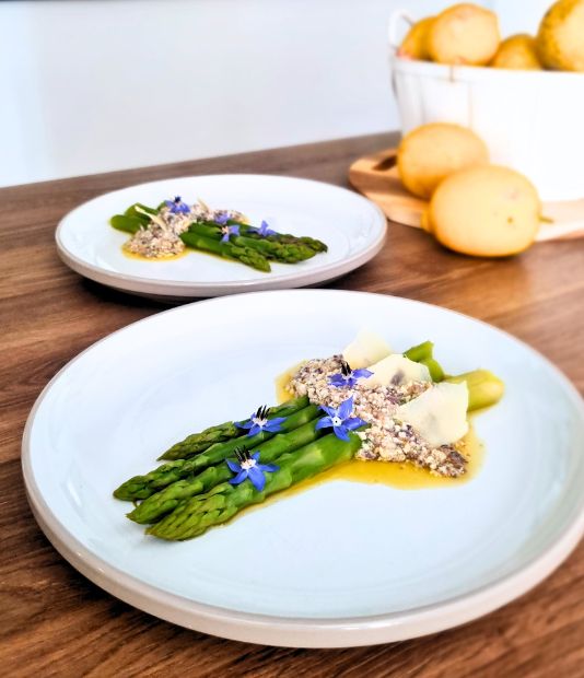 Asperges vertes, sauce aux oeufs, anchois, citron, olives, et Parmesan ...